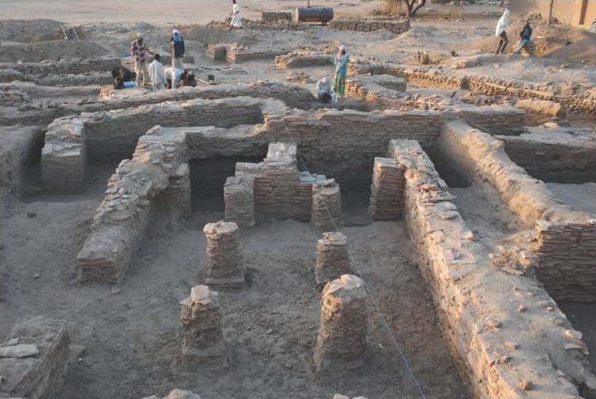 A complete history of the old city of Gao ca. 700-1898.