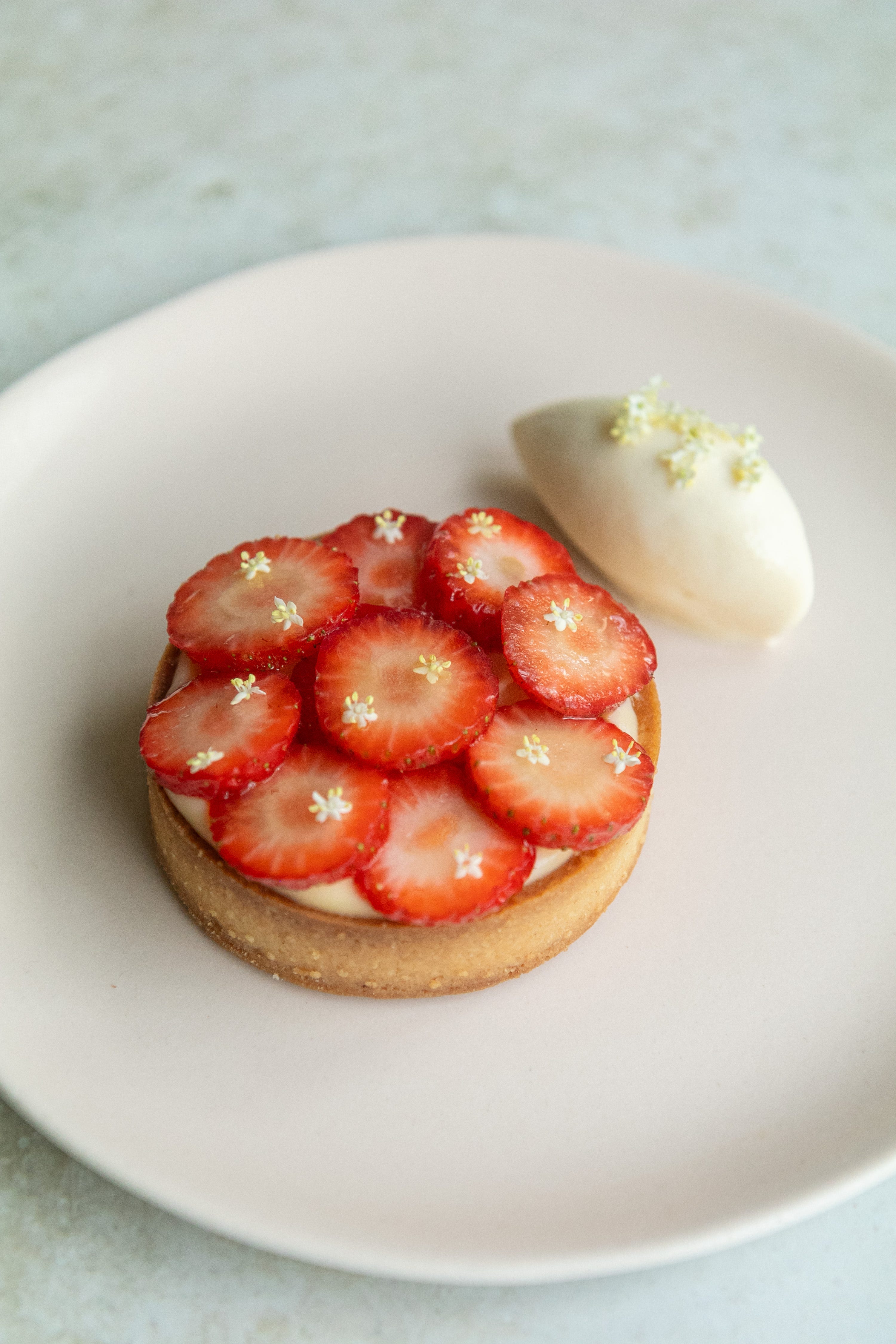 Strawberry and elderflower tarts - by Camila Marcias