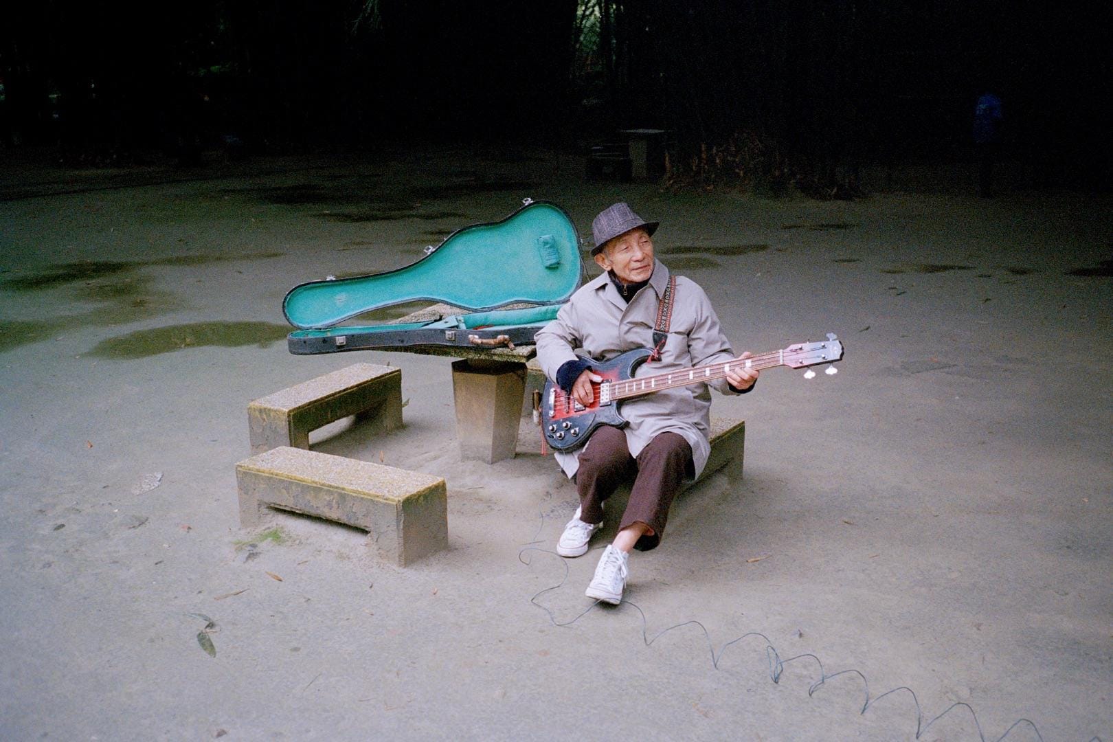 [Review] 灰太阳 - 施鑫文月 (2025) - UPEE REVIEW