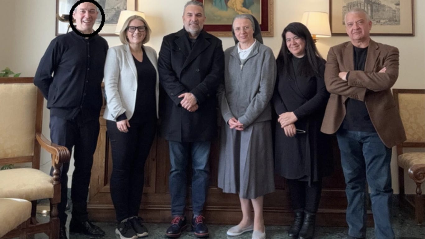 La foto: el 007 del Vaticano es 000 en honestidad