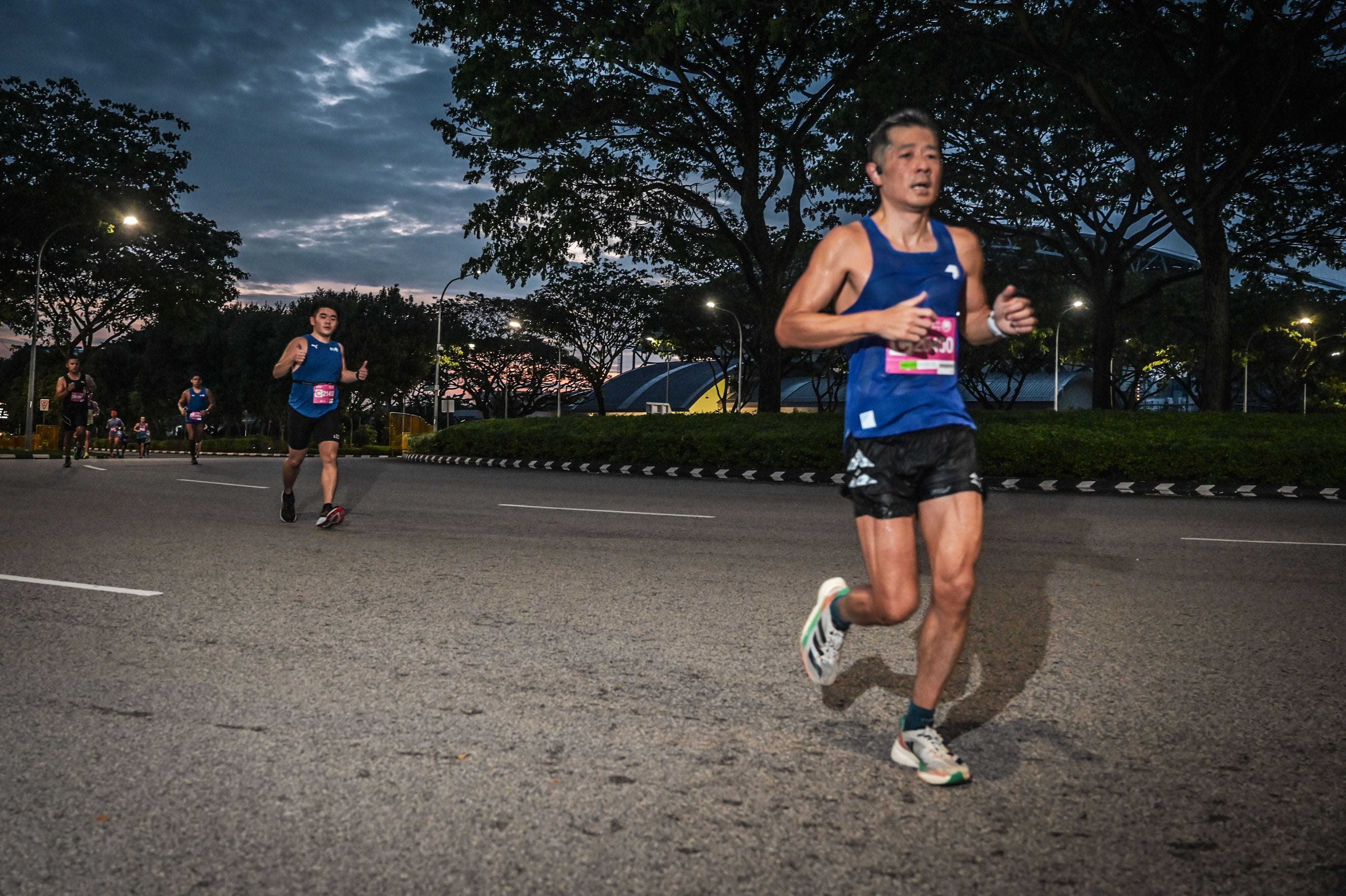 How can runners in their 50s avoid injury and knee pain?