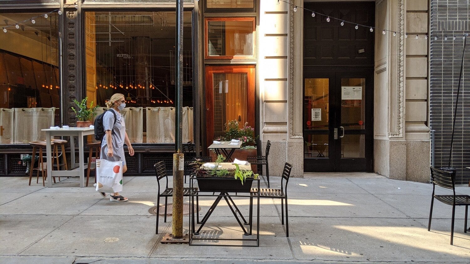 Curbside dining in New York - by Jason Chatfield