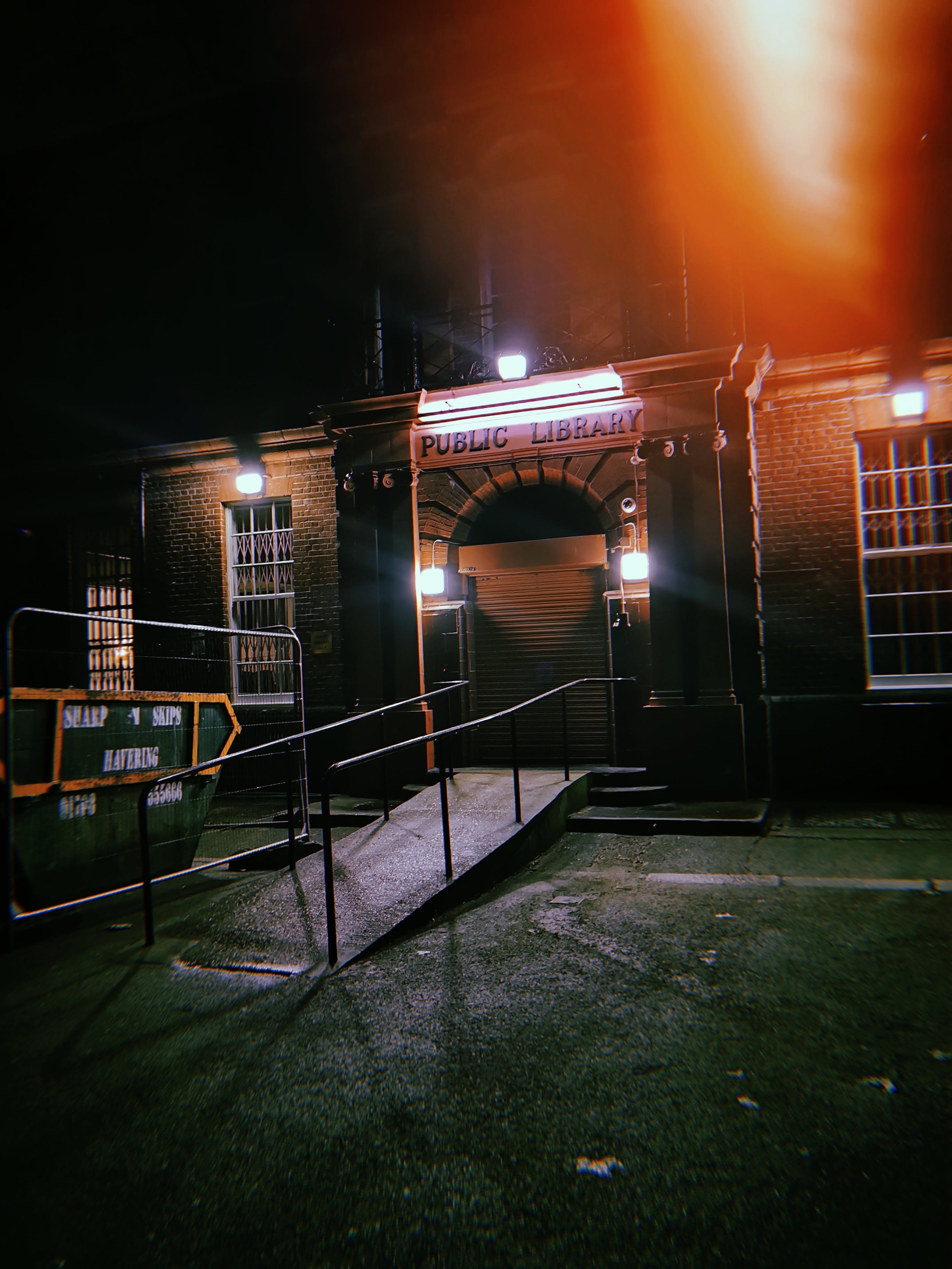 library smile - by Franco Amati - Garbage Notes