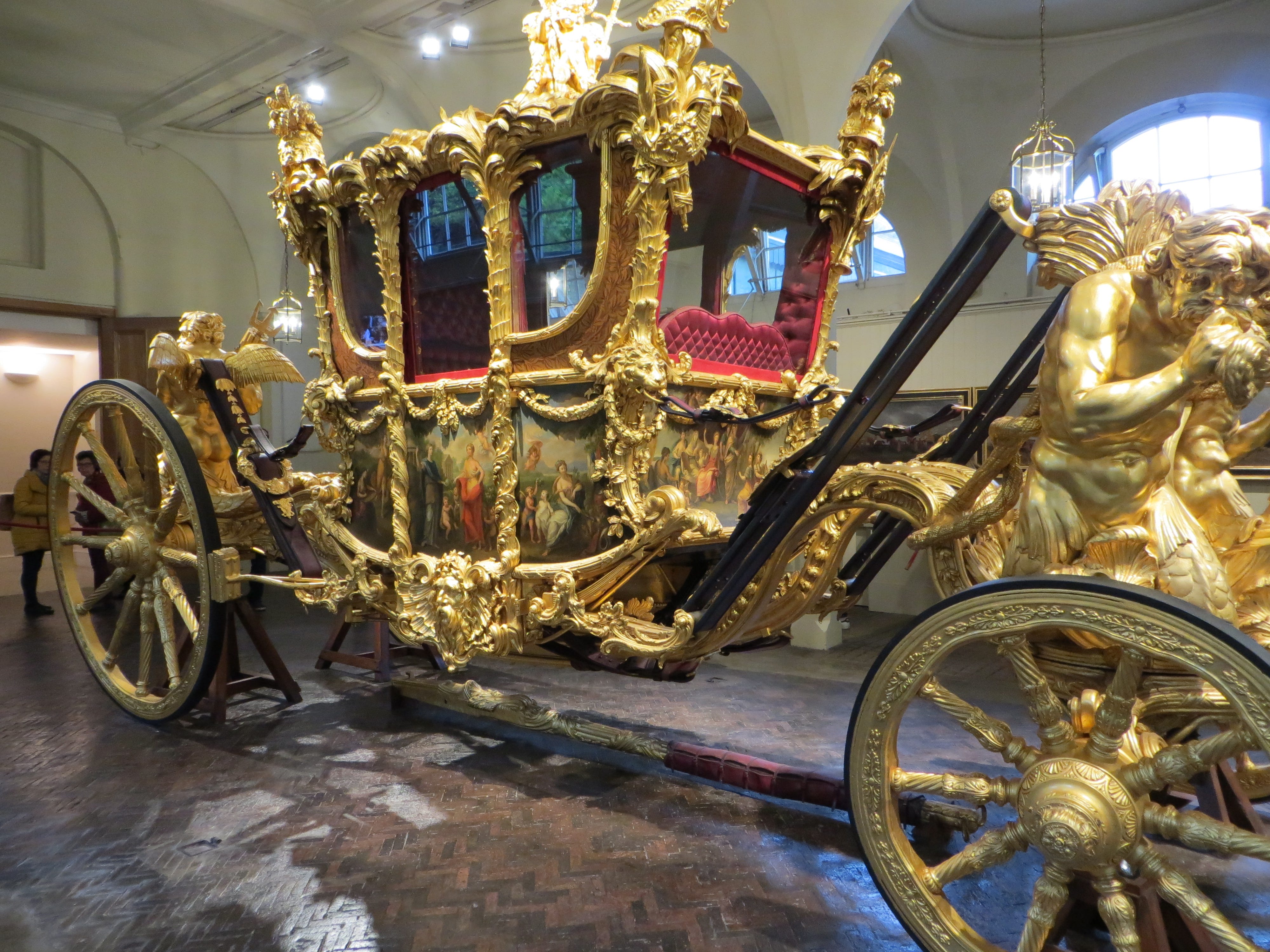 3 crowns, 5 swords, 4 sceptres, 2 rings, a pair of spurs, 2 coaches ...