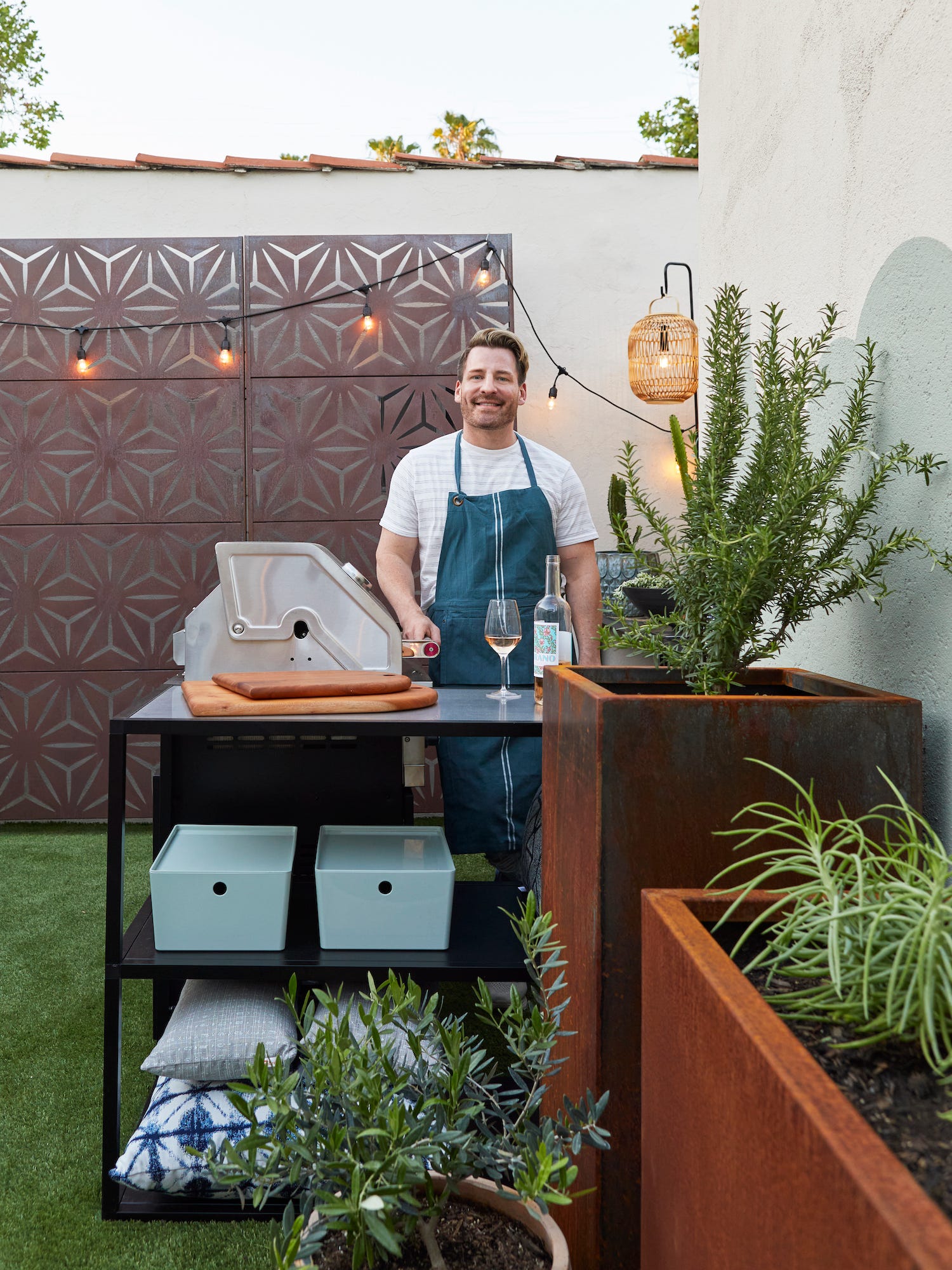 Holiday Barbecue. - by Orlando - The Lost Arrow