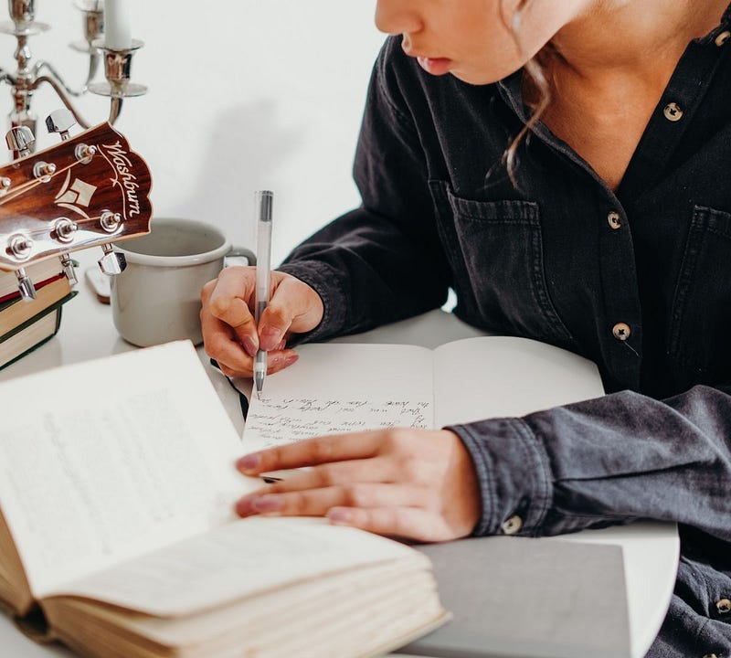 ¿QUÉ ES EL ESTILO DE UN ESCRITOR Y CÓMO ENCONTRAR LA VOZ DE UN PERSONAJE?