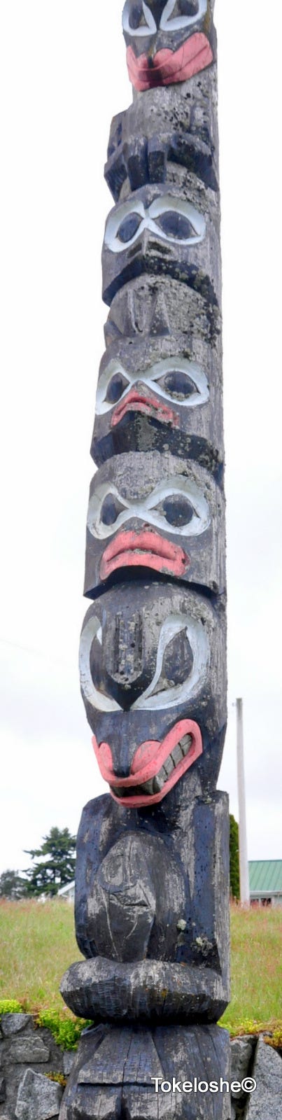 Totem poles in Sechelt. - Tokeloshe