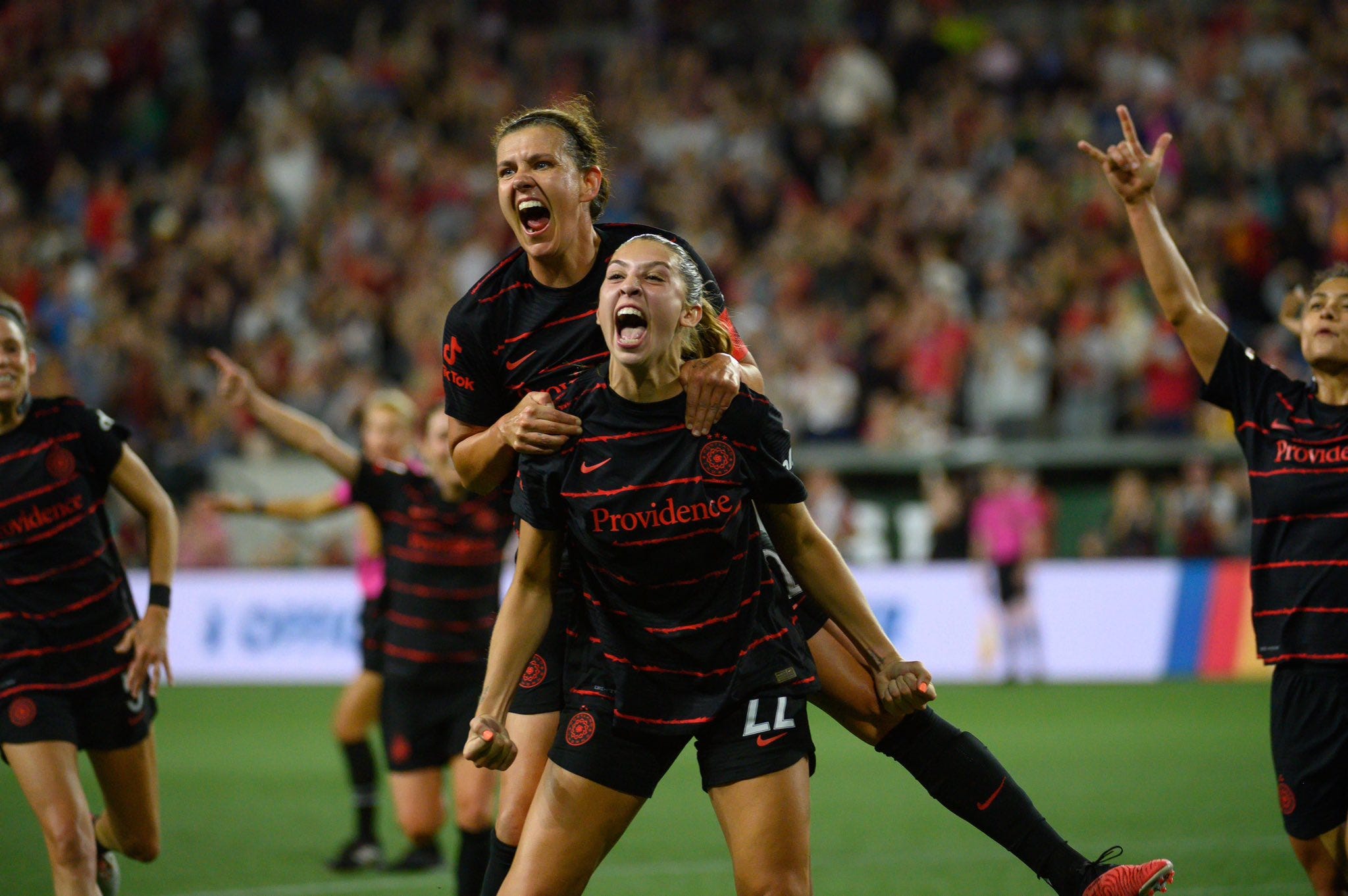Morgan Weaver signs extension with Portland Thorns