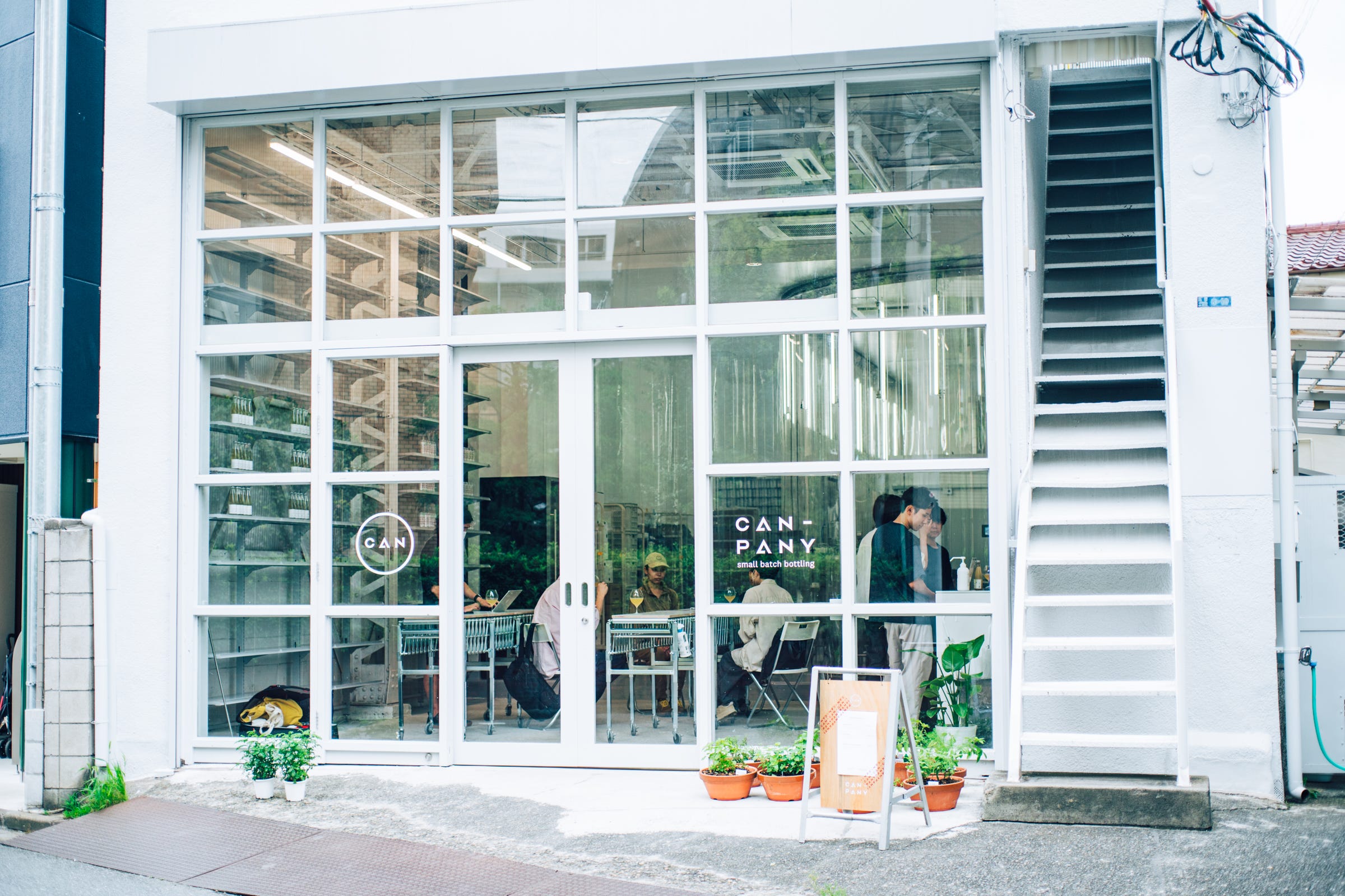 少しずつ缶につめる、ファブリケーション飲料の未来：町工場CAN-PANYの充填室より - WORKSIGHT