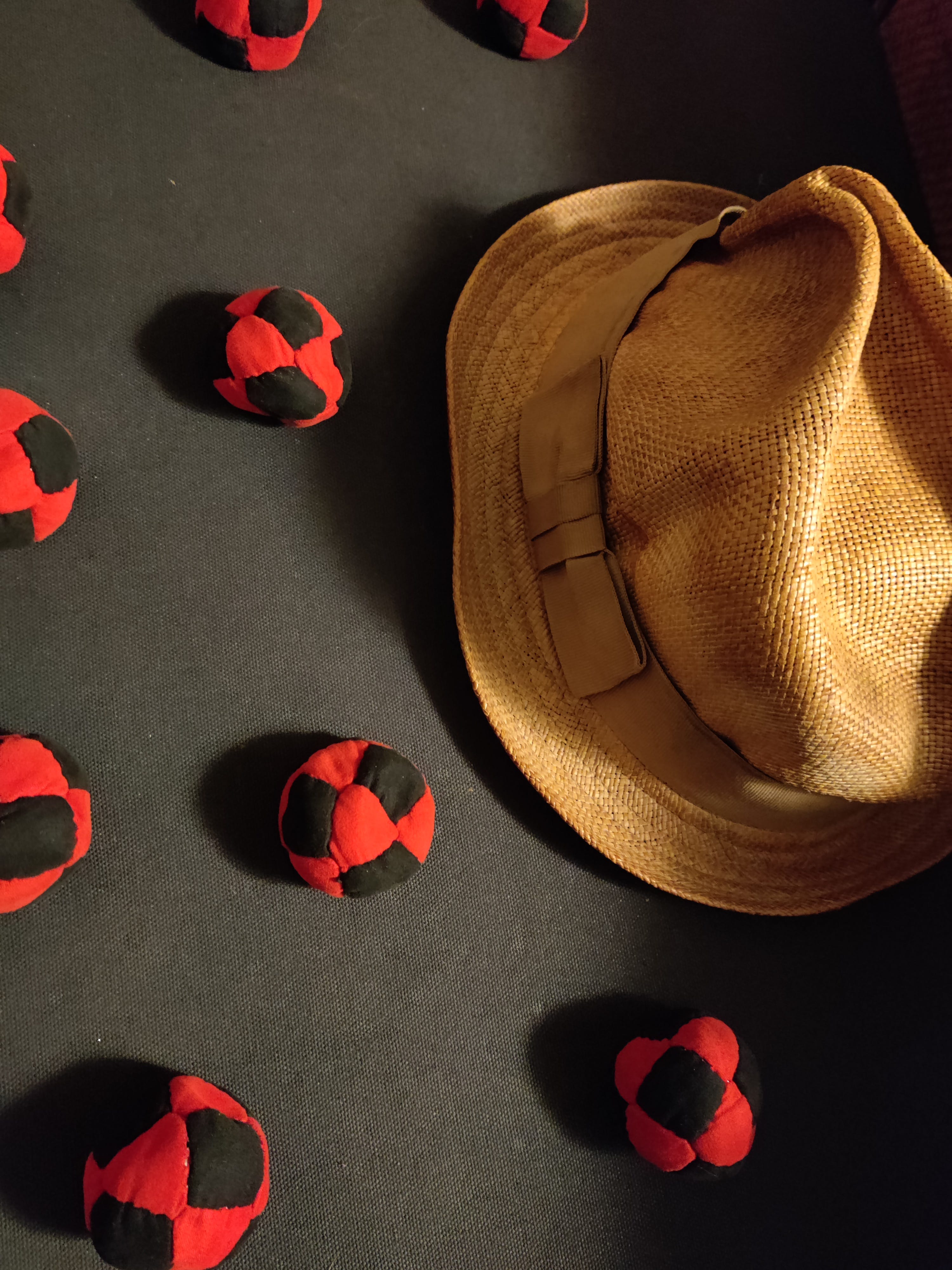 How To Produce Multiple Items From An Empty Hat All At Once. Tutorial.