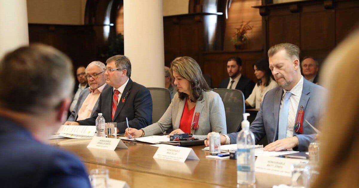 Danielle Smith calls for "reset" with Ottawa, sparking debate over ...