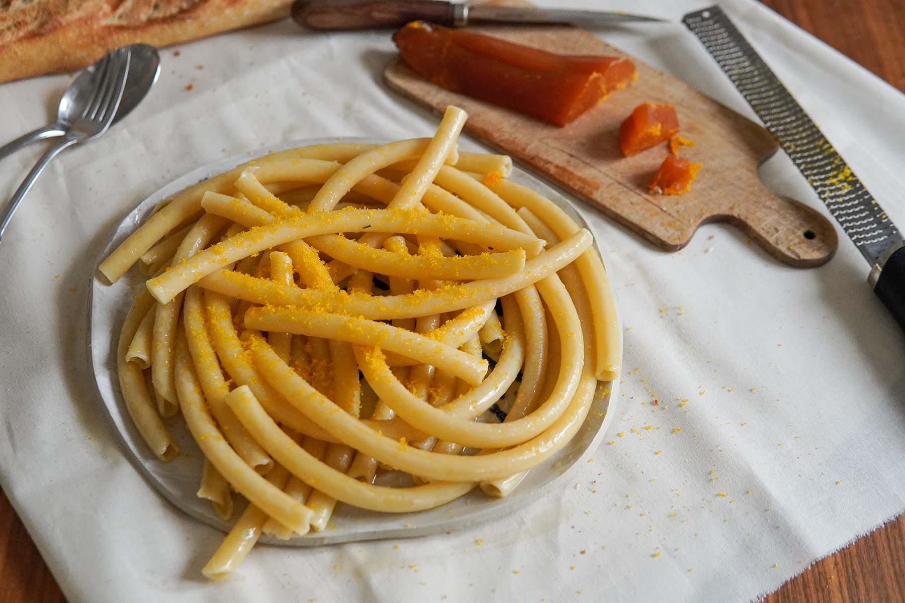 Les zitoni à la boutargue et à l’huile d’olive infusé aux feuilles de ...