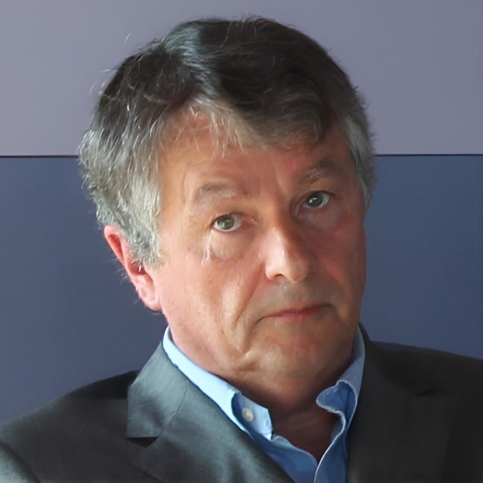 CLEOPATRA #004: un lento sbocciare - by Alessio Valsecchi