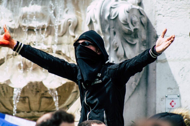 Η Βίαιη Διαμαρτυρία είναι η Ταφόπλακα της Ελευθερίας