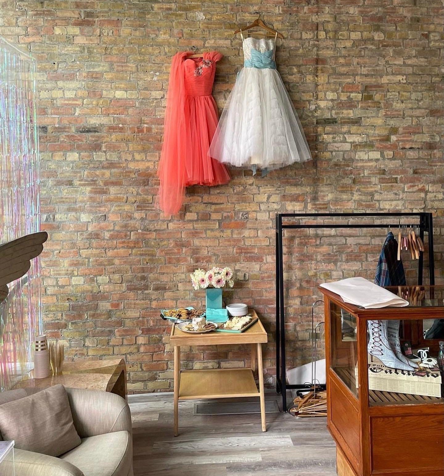 Where to Shop Vintage! - by Gabi Jones - The Vintage Vault