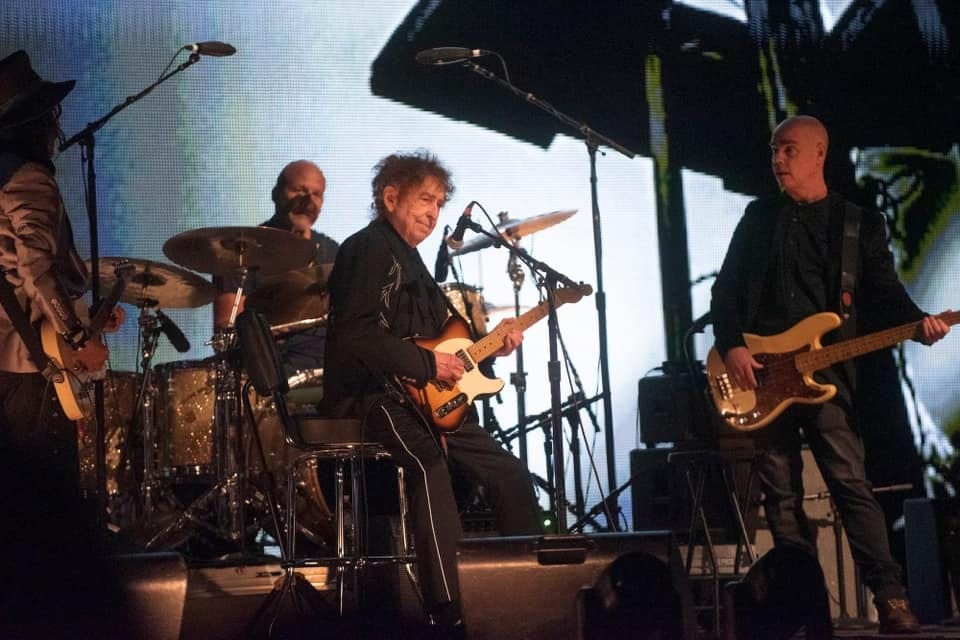 dylan2023: Behind the Scenes of Bob Dylan's Farm Aid Surprise ギターを弾く ...