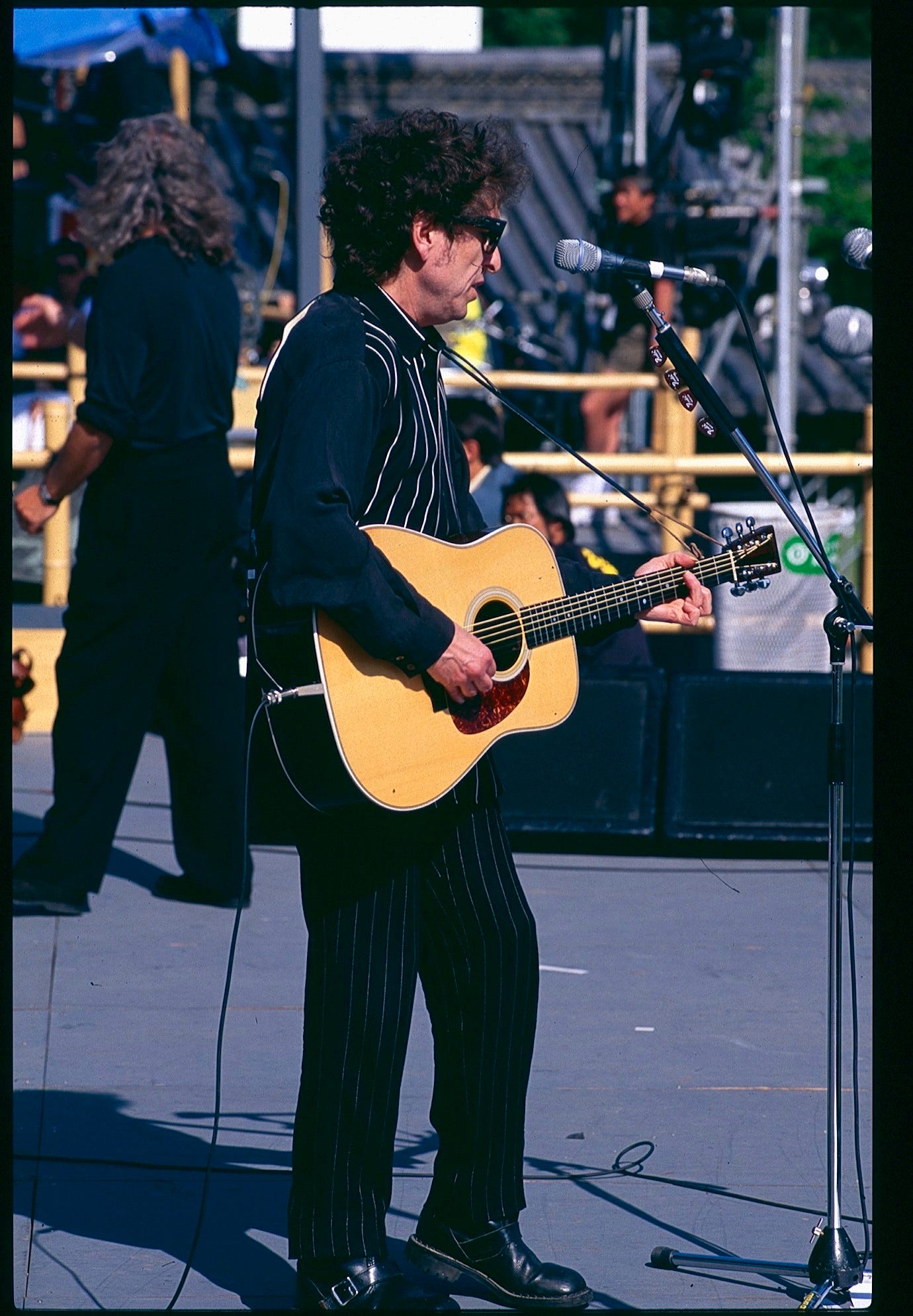 30 Years Ago Today, Bob Dylan Sang with a 64-Piece Japanese Orchestra