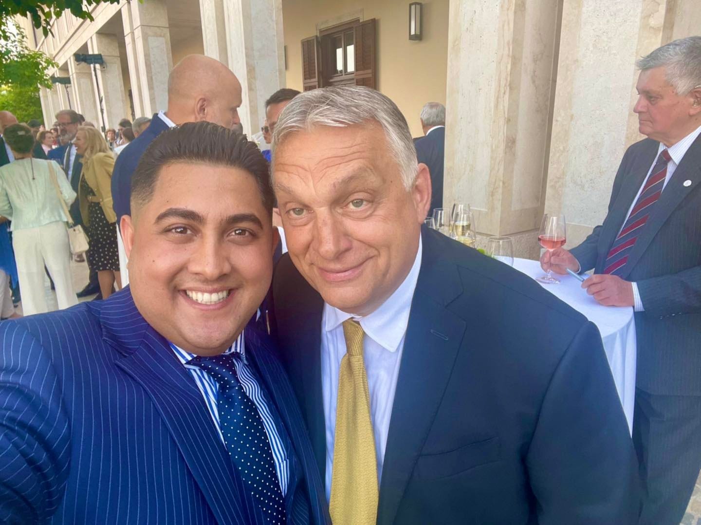 Az udvari "nyalogányok" tündöklése! Röhej és gyalázat amit Orbán Viktor ...