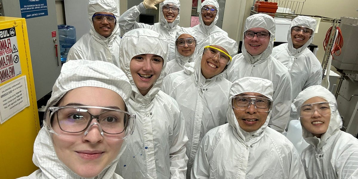 💡a journey into microchips: between transistors, resistors and bunny suits.