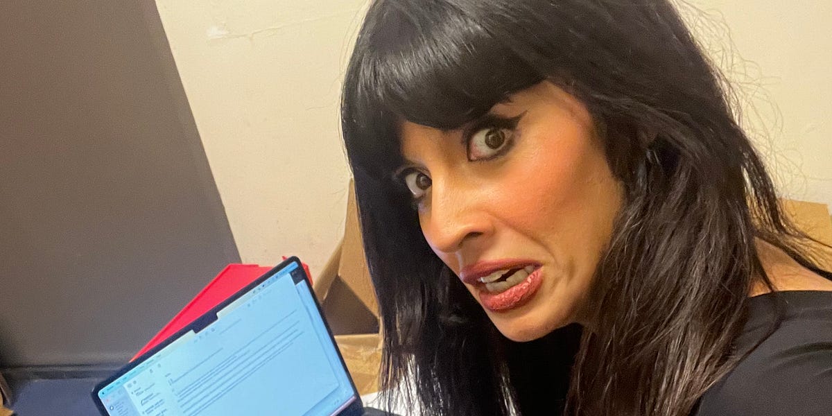 ASKHOLES! - A Low Desire To Please with Jameela Jamil