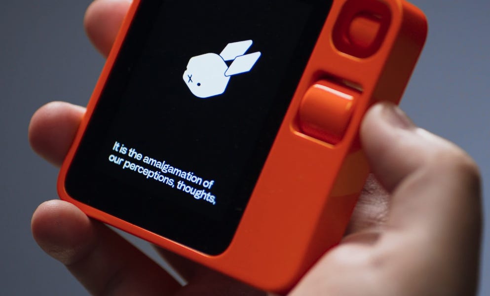 Le Rabbit R1, OpenAI porte plainte, un GPT Store prochainement