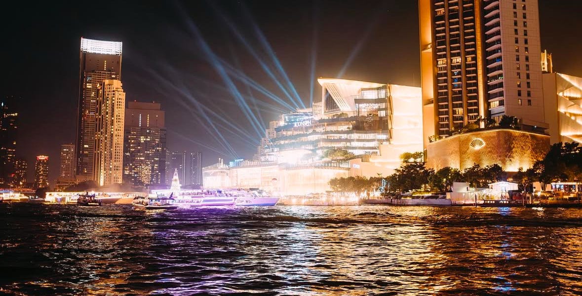 Context, absurdity, and spectacle in photography