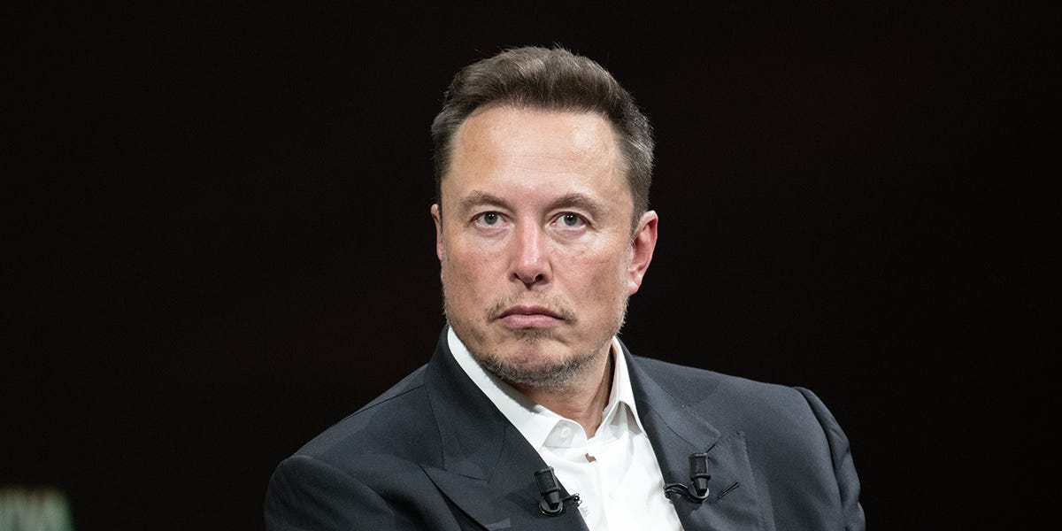 Putin-puppet Musk calls Sen. Mark Kelly "traitor" for standing with ...