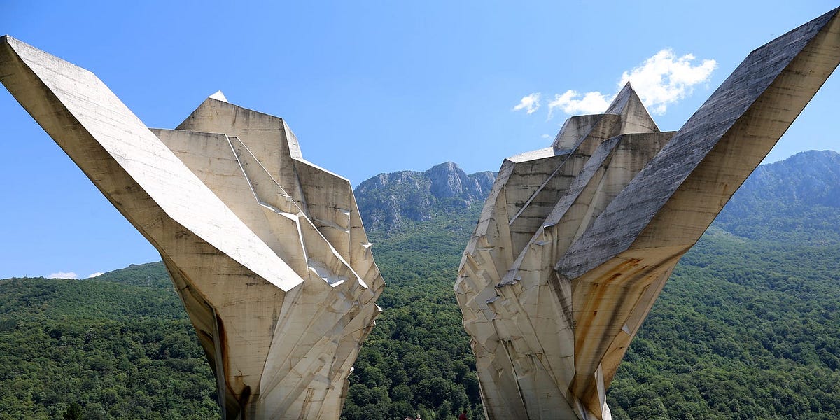 S3E9. The legend of fraternal Spomeniks