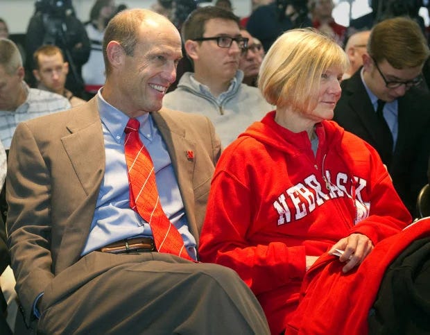 Canzano: Football coach Mike Riley and wife Dee Riley are an easy team ...