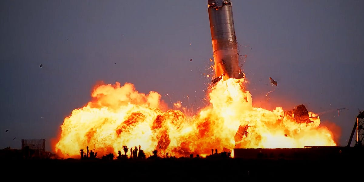 💥 Video shows Starship SN10 explosion from stunning view