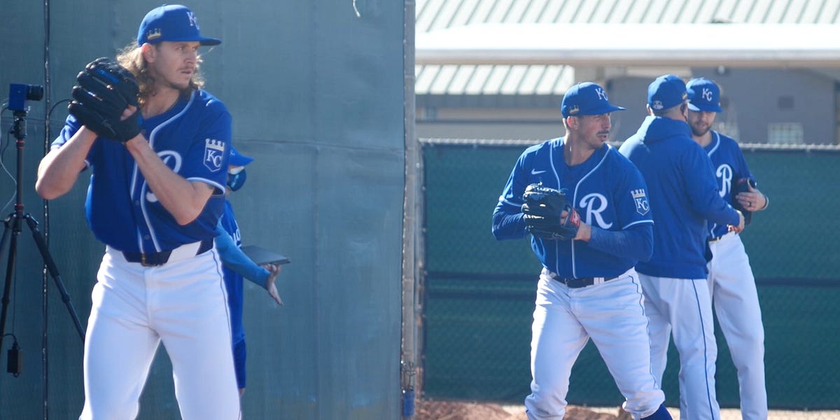 Splash Hits: Pitchers and catchers have reported