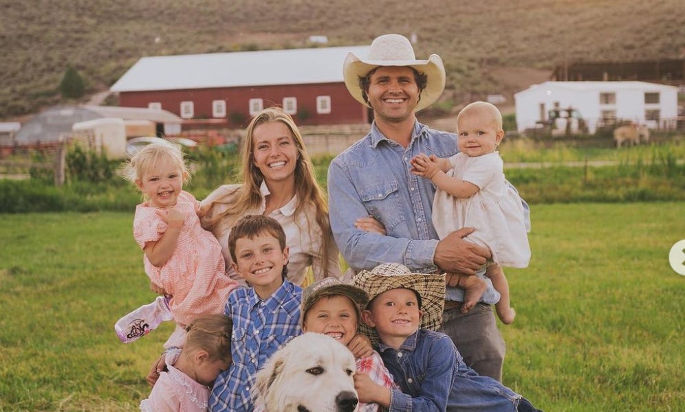 The Ideological Battlefield of the "Mamasphere"