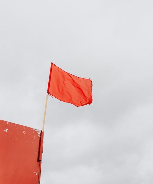 Red and green flags of job interviews - by Manny