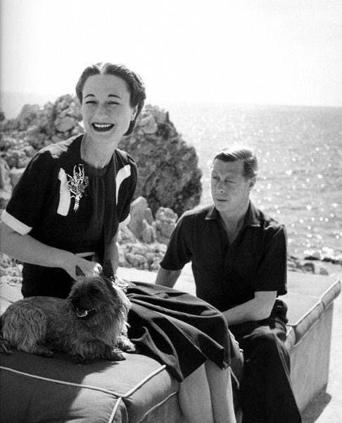 Fri-vo-li-dad 🍾 - by Beatriz Serrano - Massolit 101