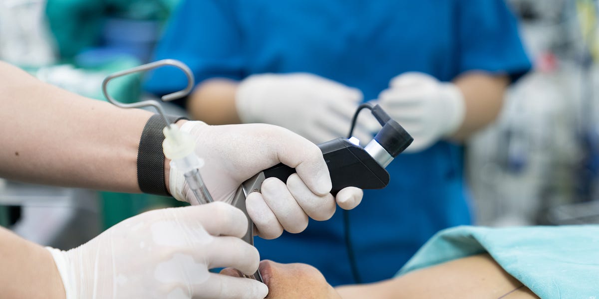 Video beats direct laryngoscopy for intubation--even for experts
