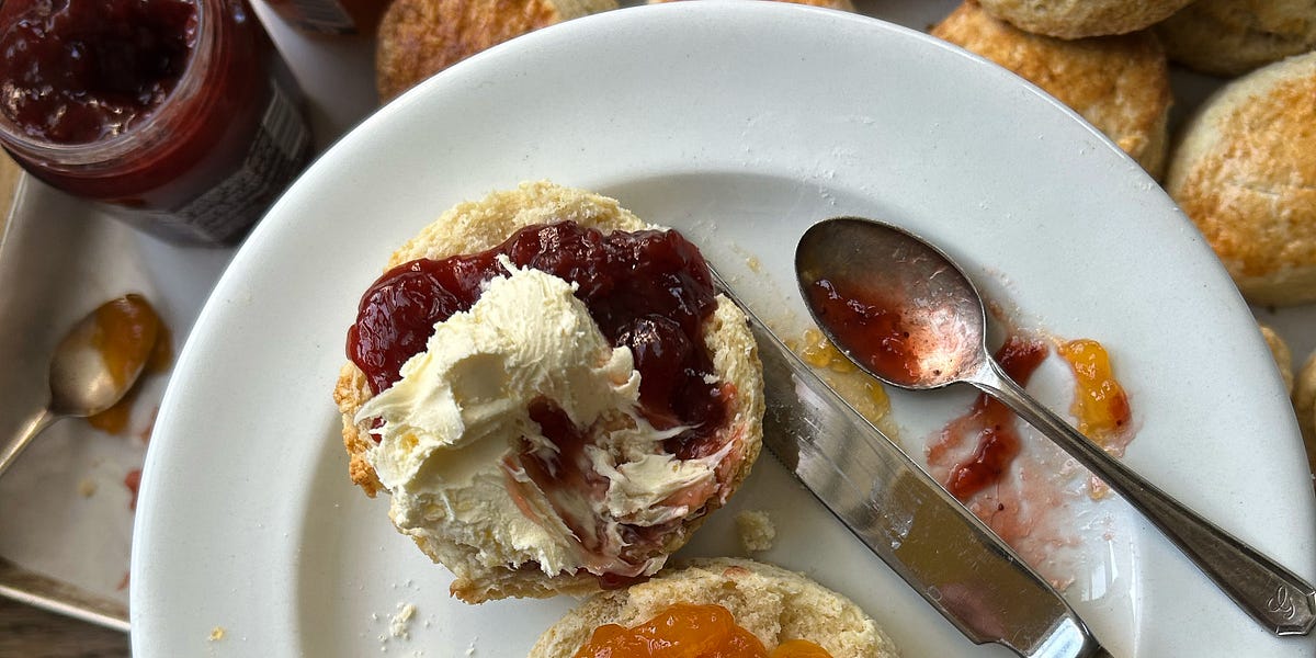 CLASSIC FAT SCONES AND A SAVOURY CHEESE, CHIVE AND BUTTERMILK SCONE