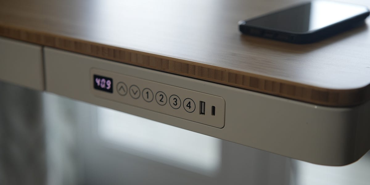 FlexiSpot Comhar Pro Q8 review: Stable standing desk built for seamless ...