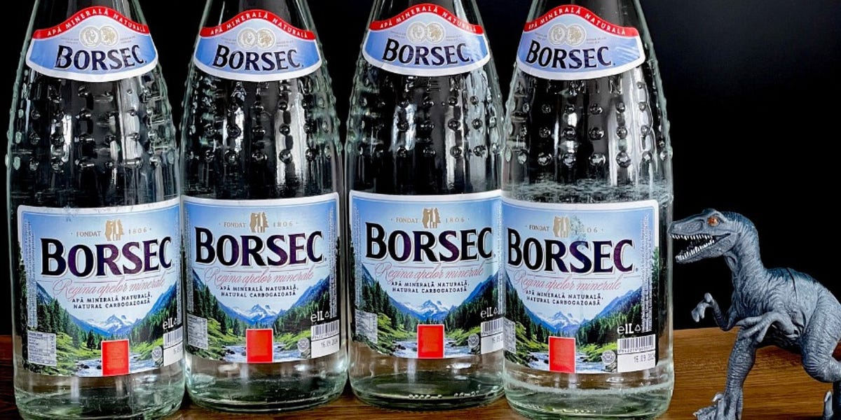 De 30 de ani beau doar apă carbogazoasă - by Valentin Bunea