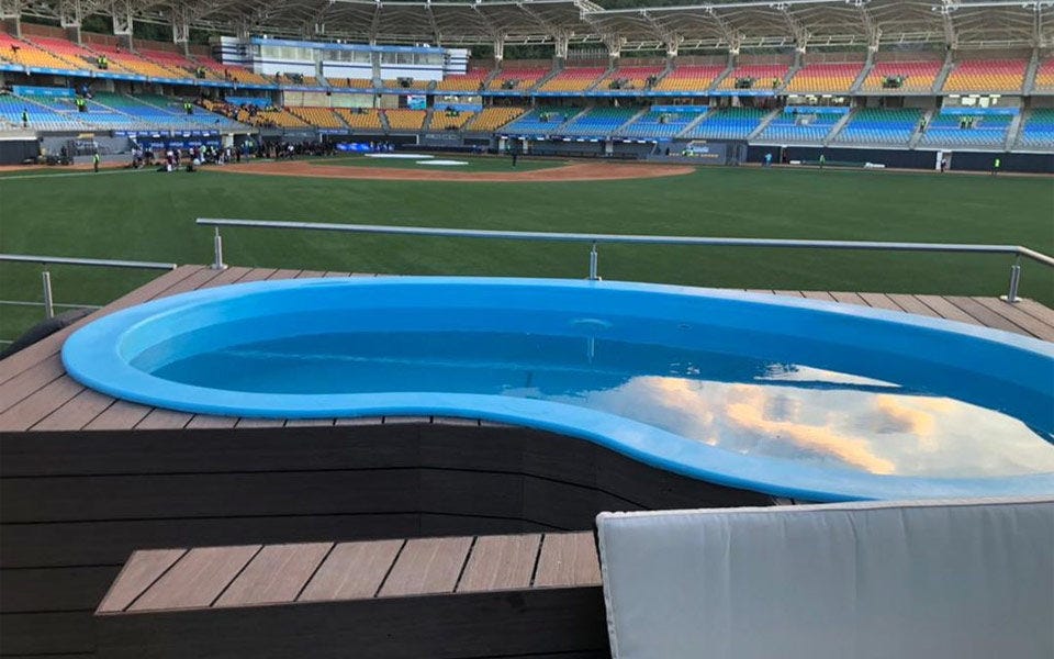 Estadio con jacuzzis para aficionados "VIP"