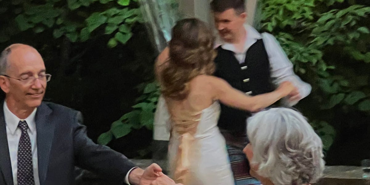 A June Wedding - by Joe Hovde - dimanche