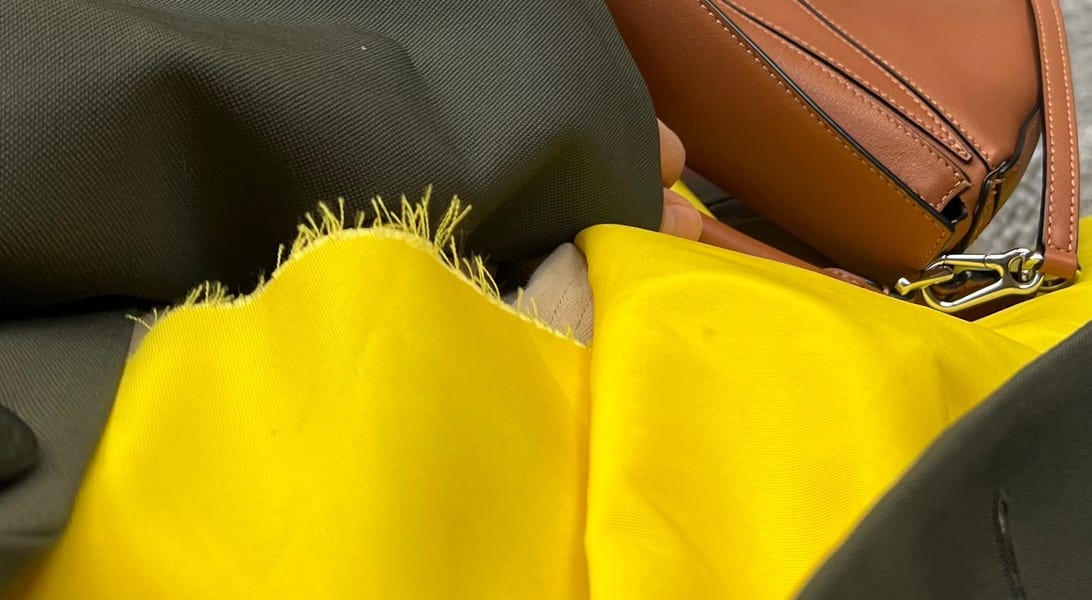 086/ The Role Of Non-Colour Colours: An Experiment