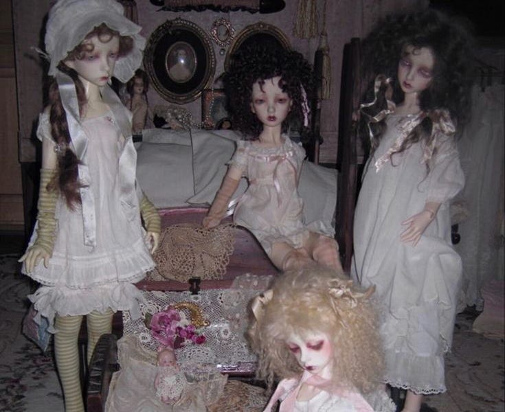 niche halloween costumes - by Anna de Waal - lunulae