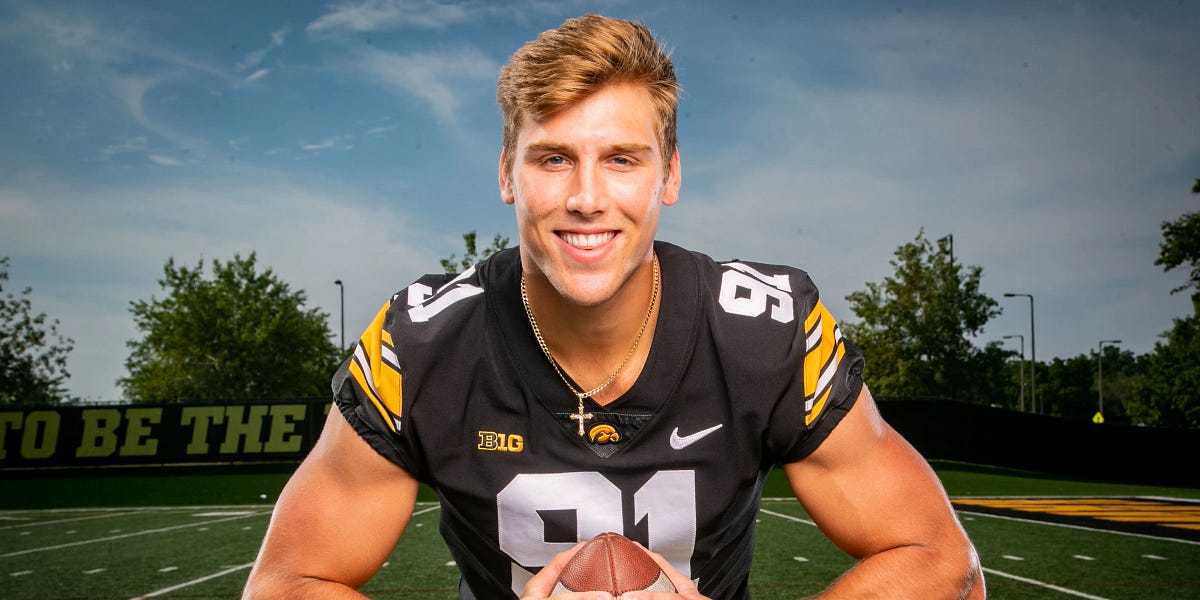 Lukas Van Ness - EDGE - Iowa - by Theo Ash - Draft Time