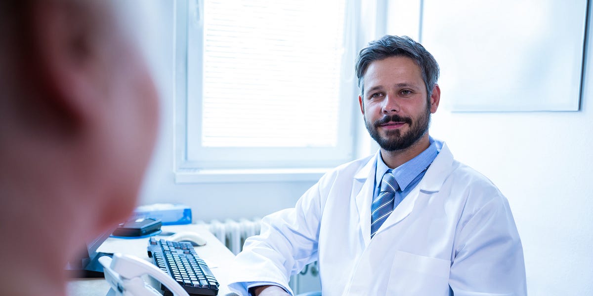 A ambos lados del escritorio - by Isaac Guzman