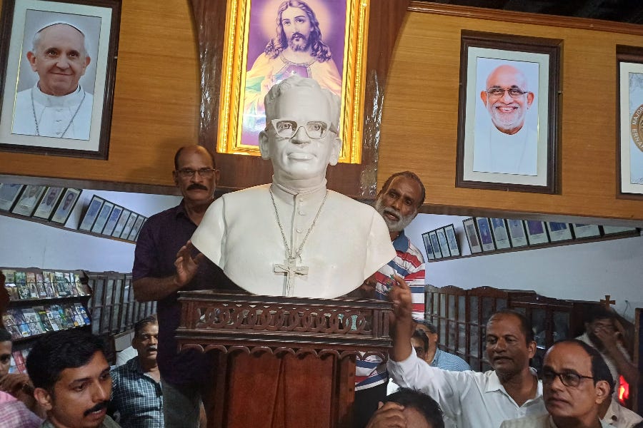 Cardinal’s bust takes center stage in liturgy dispute
