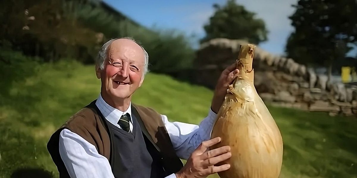 De la taille relative des légumes et des personnes âgées qui les tiennent De la taille relative des légumes et des personnes âgées qui les tiennent