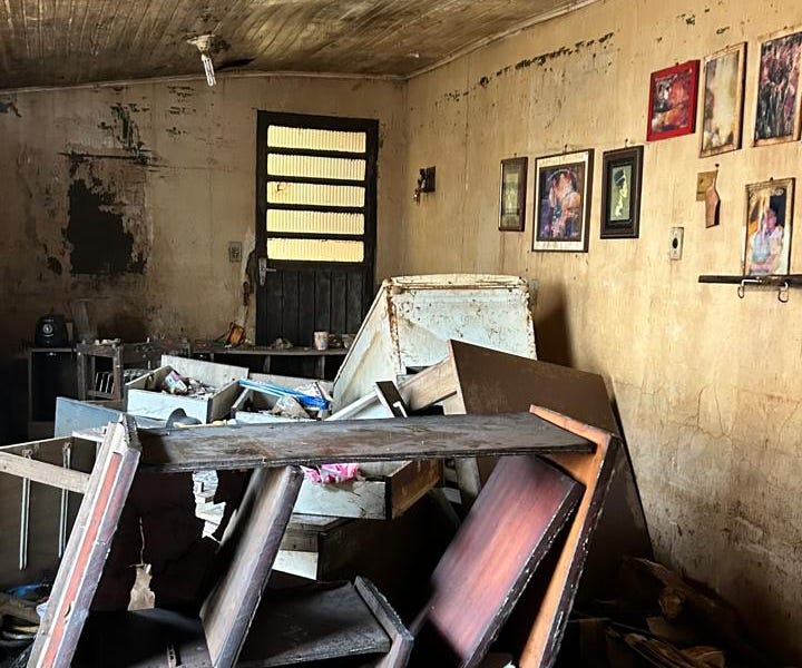 A velhinha da enchente de 24 - Magali Schmitt