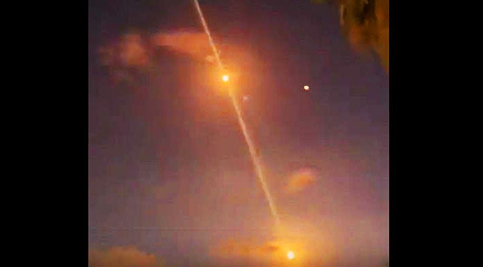 [UPDATE: FALSE?] – Israel’s Iron Beam shoots Hamas rockets out of sky ...