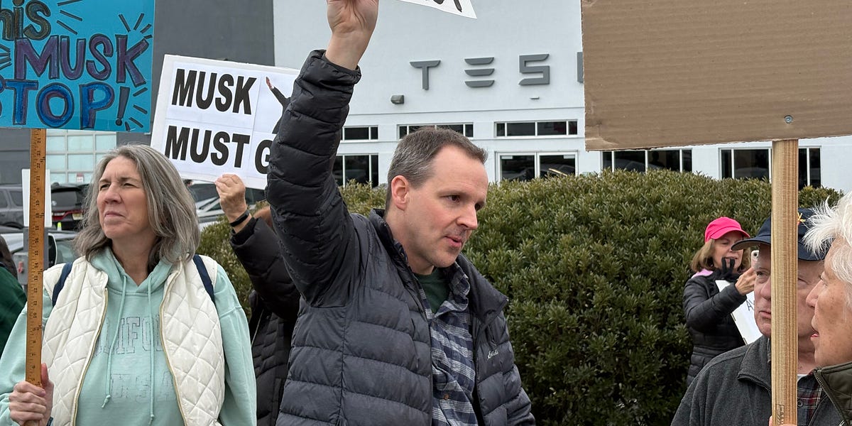 300 TURN OUT FOR SPRINGFIELD TESLA DEALERSHIP PROTEST