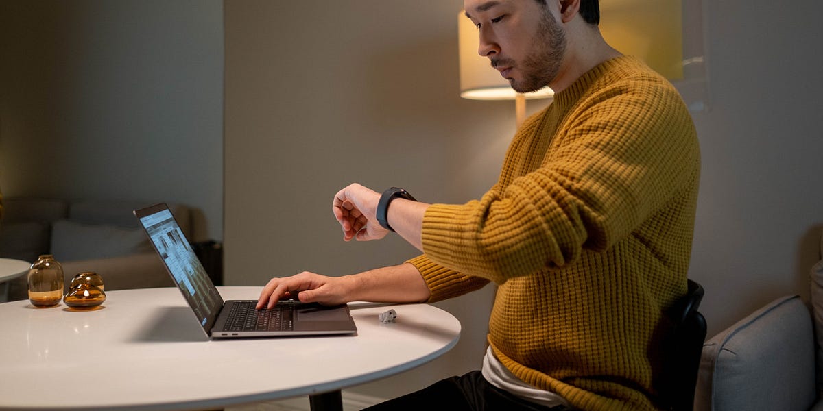 Hacking Smartwatches for Spear Phishing
